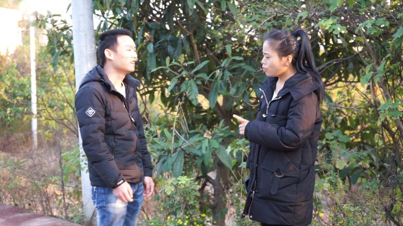 小伙和女孩相亲,发现俩人名字一模一样的,两人决定立马去领证