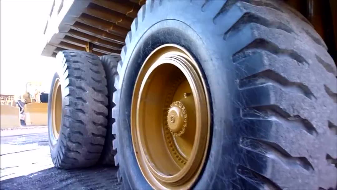 实拍:冷启动卡特巨无霸矿用卡车
