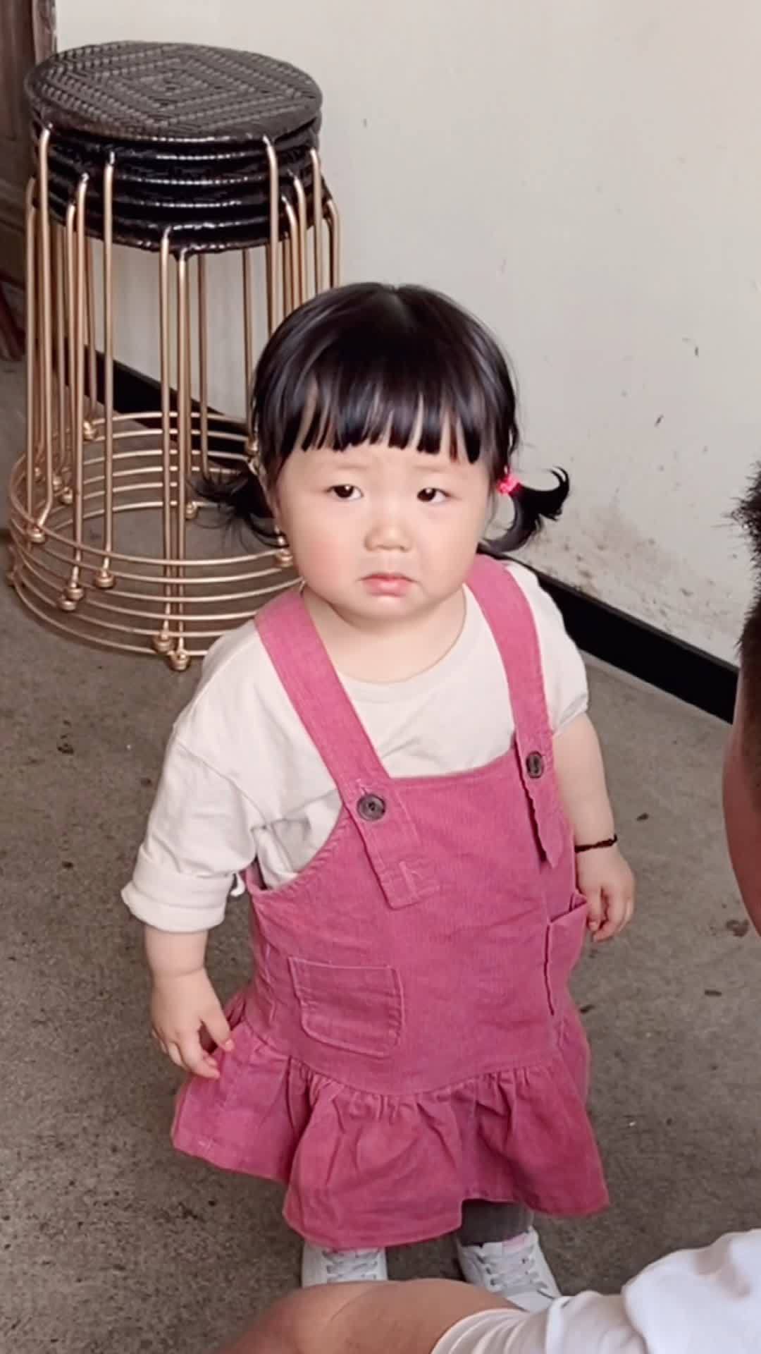 在家不是挺横吗?碰到社会大哥认怂了吧?人类幼崽到底有多可爱 表情包