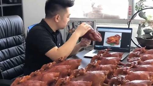 这就是模具师的日常,每个鸡肉模型看似一样,都是经过他的对比完成制作!