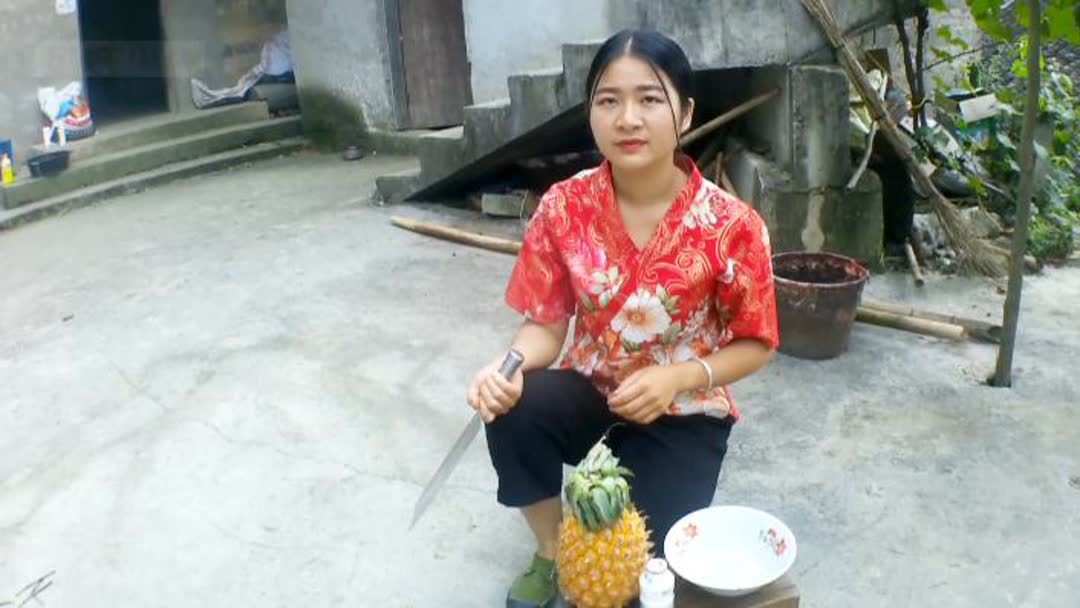 农村姑娘这种“削菠萝”的方法,又快又好看