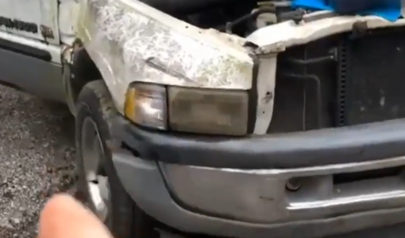 路边捡到一辆破车,试着接上电瓶一试,发现还能启动,好开心