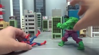 蝙蝠侠开着玩具汽车撞向绿巨人!漫威绿巨人生气的把车掀翻了!.mp4