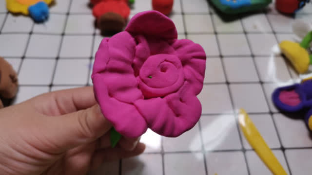 两种颜色的超轻黏土做手工啦,好看的月季花,好玩简单零失败教程