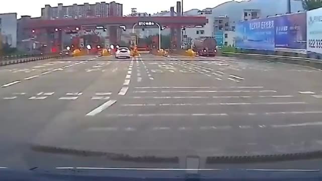 行车记录仪遇到蹭ETC怎么办?老司机机智应对