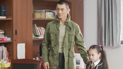 小孩在学校打架,老师叫来家长,不料来了位特种兵