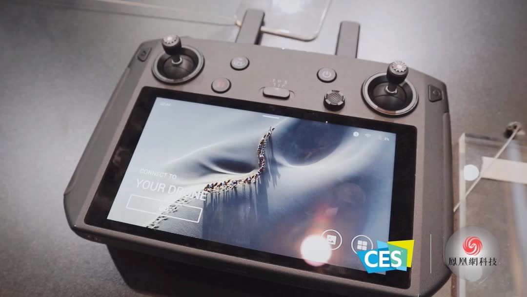 大疆展区体验:上手两款口袋灵眸配件,带屏遥控器基于安卓系统