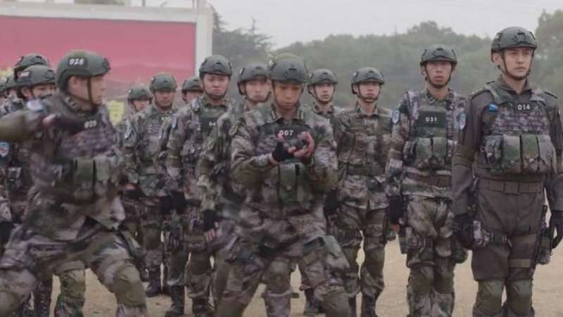 教官训练新兵,不料他二话不说就向新兵扔手雷,新兵的做法真勇敢