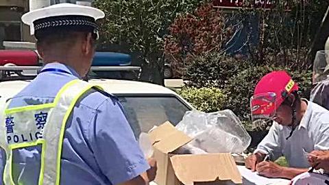 交通安全宣传, 免费发放头盔, “珍爱生命, 铁拳护航”