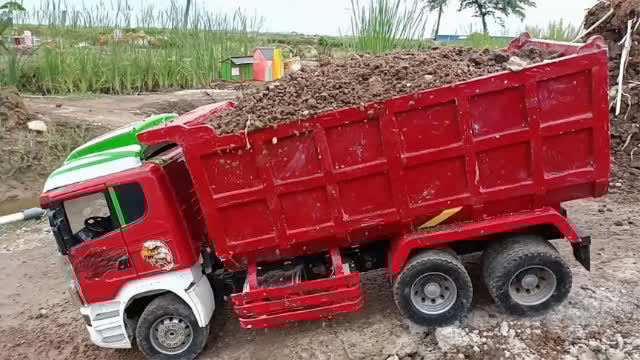 彩色卡车模型玩具出发运输材料