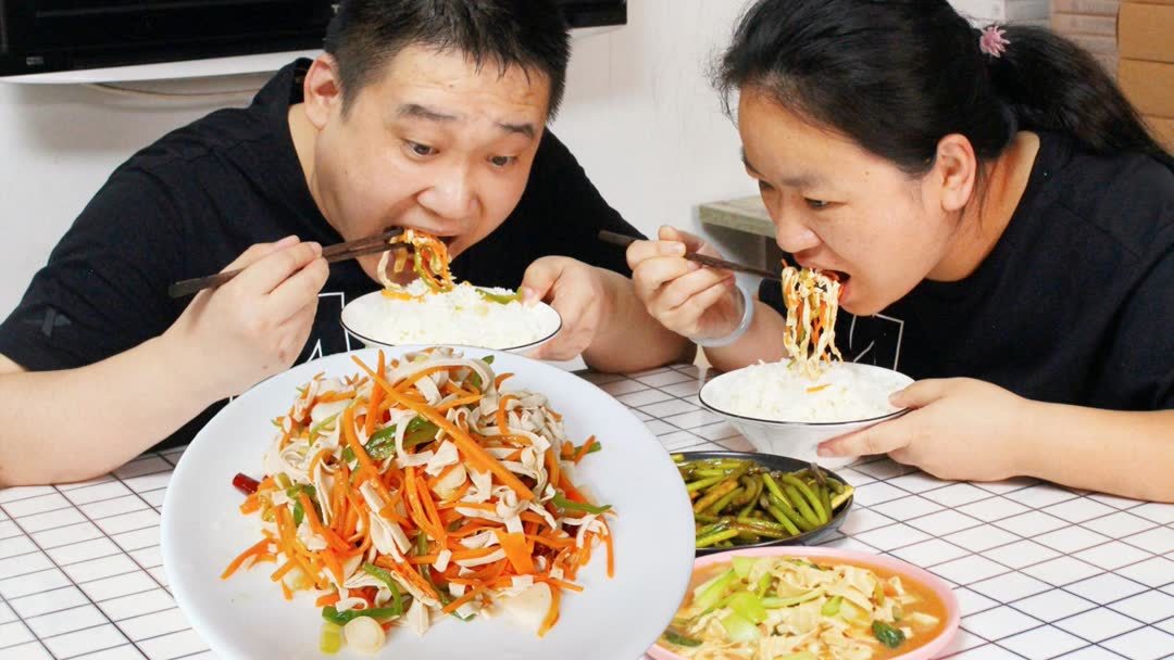 胡萝卜炒豆腐皮,给肉都不换,我家一周吃4次,上桌老婆抢吃光
