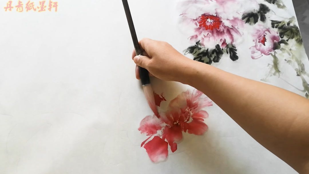 国画牡丹这么画,就是老手也要赞叹,这画法根本没有看着那么简单