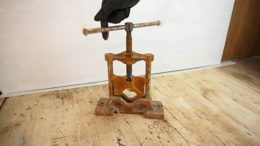 一台老式管子台虎钳,用了几十年没报废,翻新出来依然好用