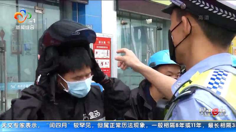交警开展“一盔一带”安全宣传
