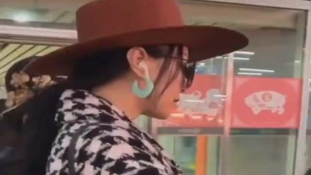 保安大叔追着范冰冰拍照,冰冰看了他一眼,大叔吓跑了!