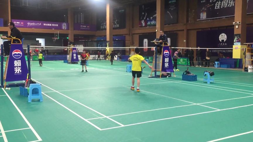 10岁小男孩打羽毛球单打,技术动作标准跑动能力真强