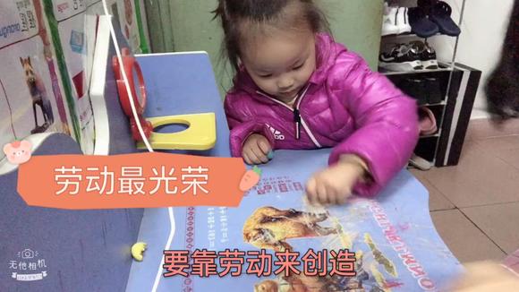 劳动最光荣,自己的事情自己做!糖糖整理书桌