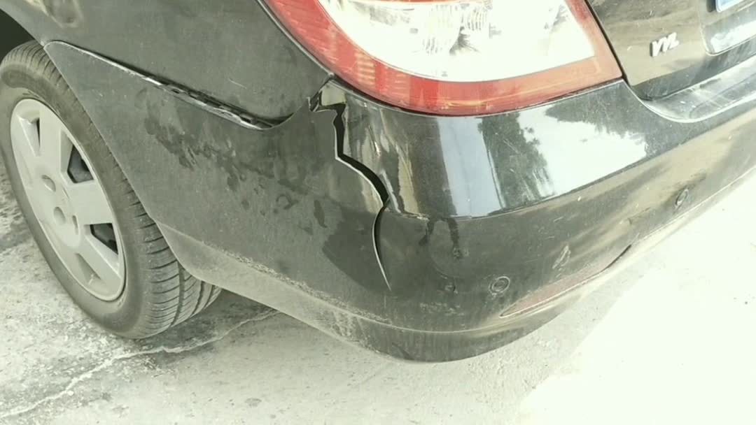 车子停的好好的,被电车撞成这样,查监控看了一遍心里更难受