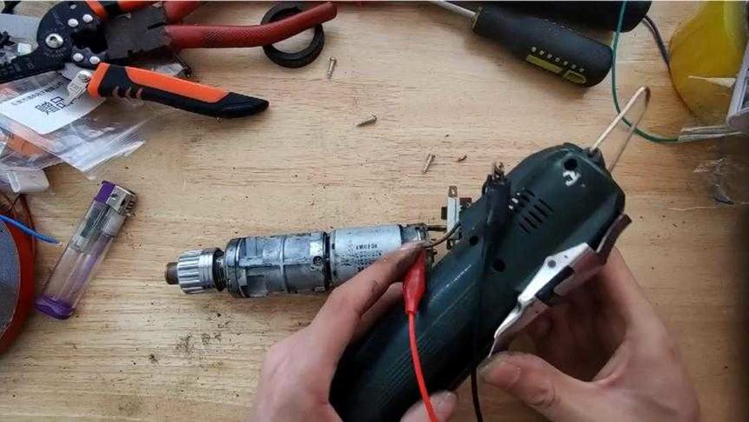 20块钱捡漏2把电动螺丝刀,效果和动力还可以,轴头晃什么问题。