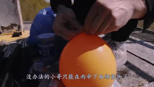 雨伞能当作降落伞使用吗?小伙用自行车测试