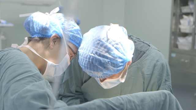 14岁女孩长出1斤重乳腺肿瘤:激素失衡,3个月前仅是小肿块