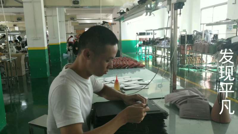 工厂小哥在工厂就是剪剪线画画位,整个人都差不多废了