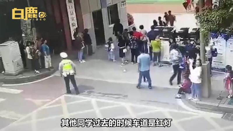 【小学生冲向马路被撞前1秒被交警拎回 网友:警察叔叔好棒,完全下...