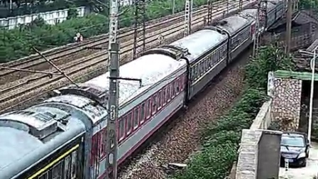 火车视频:京广线下行客车K1159通过(0916)