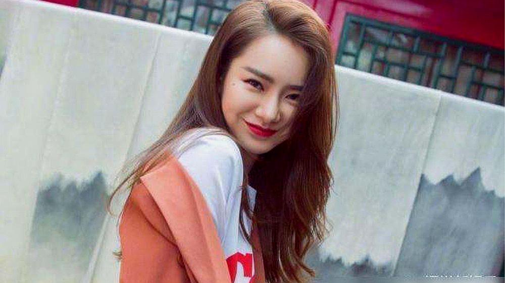 惊悚!戚薇体验倒模,自称有种被活埋的感觉