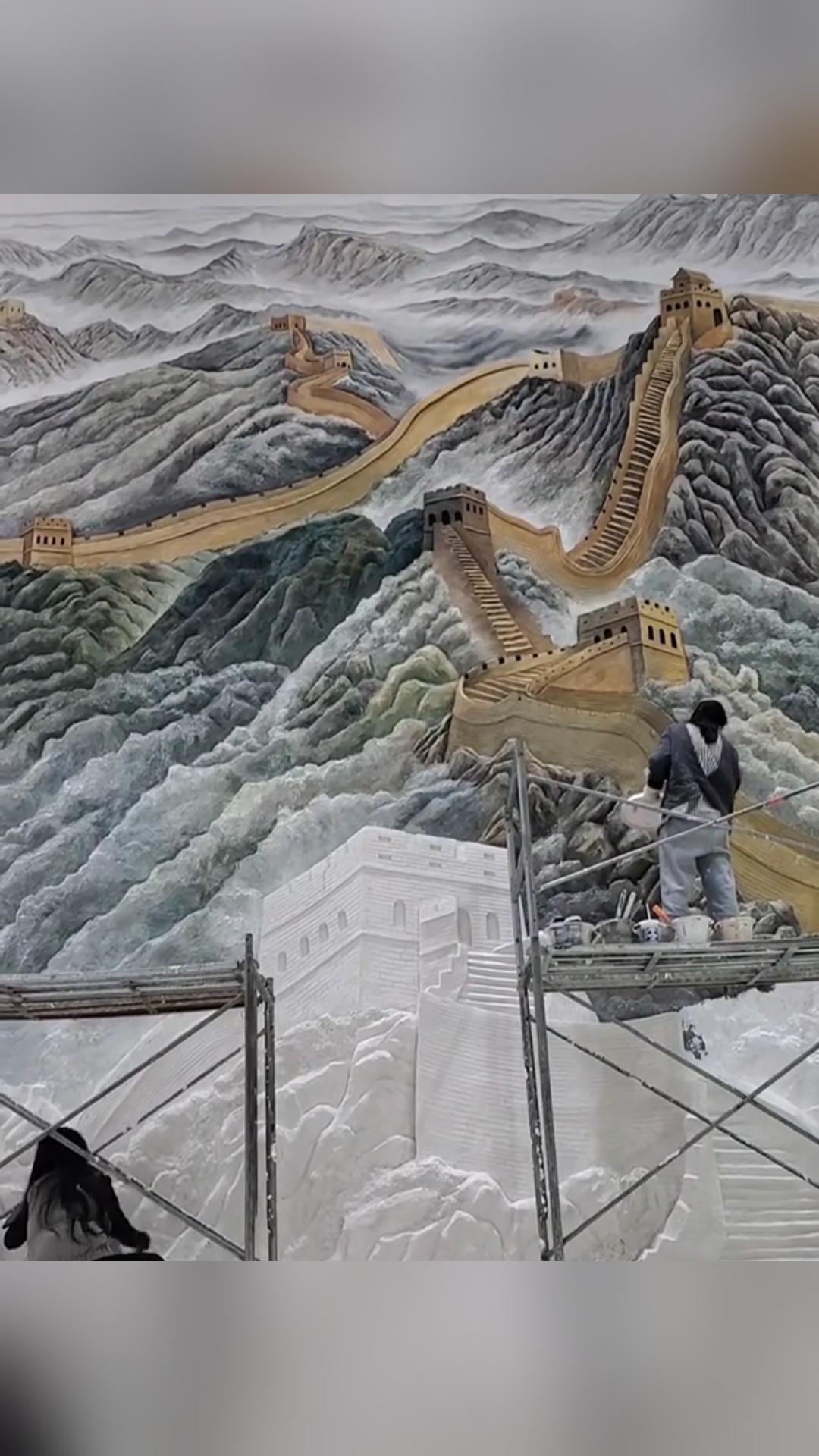 大学生墙壁上绘制浮雕画,创作出气势恢宏的立体长城