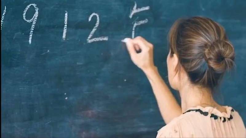 女教师上课,教室里的学生居然没有一个活人,吓得老师跑出教室