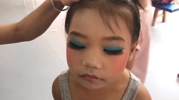 舞蹈学校专场晚会上:开心的去画个美美的妆,期待表演。