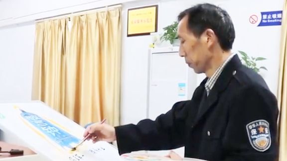 暖心!保安大叔画校园最美风景送毕业生:记住母校最美景色