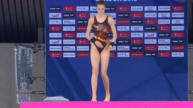 美女跳水运动员的精彩跳水瞬间,姿势动作到位,完美!