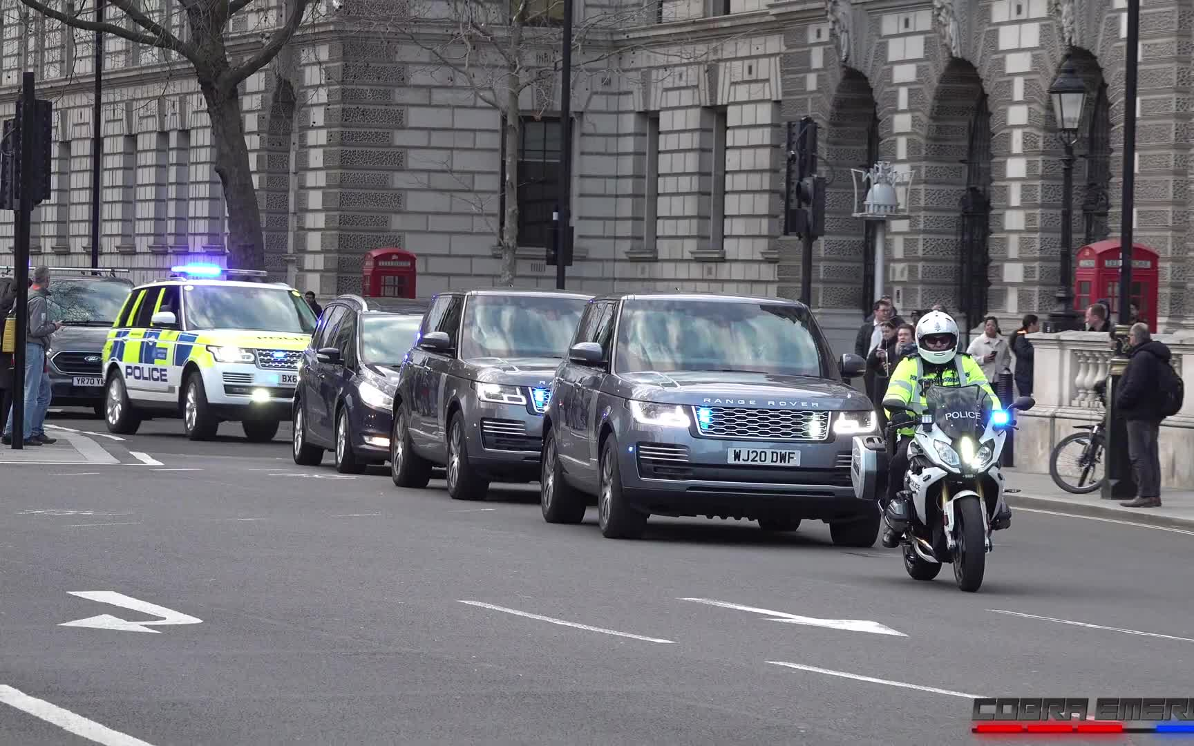 英国大都会警察护送英国首相鲍里斯·约翰逊前往国会大厦