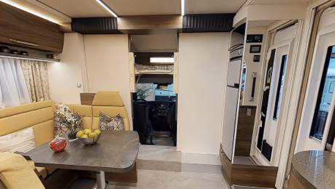 有钱人就是不一样,买的房子都是会移动的,可以周游世界!