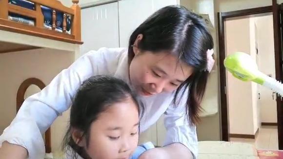 管家小舒一天工作结束,回到家用这低智商教大宝写作业