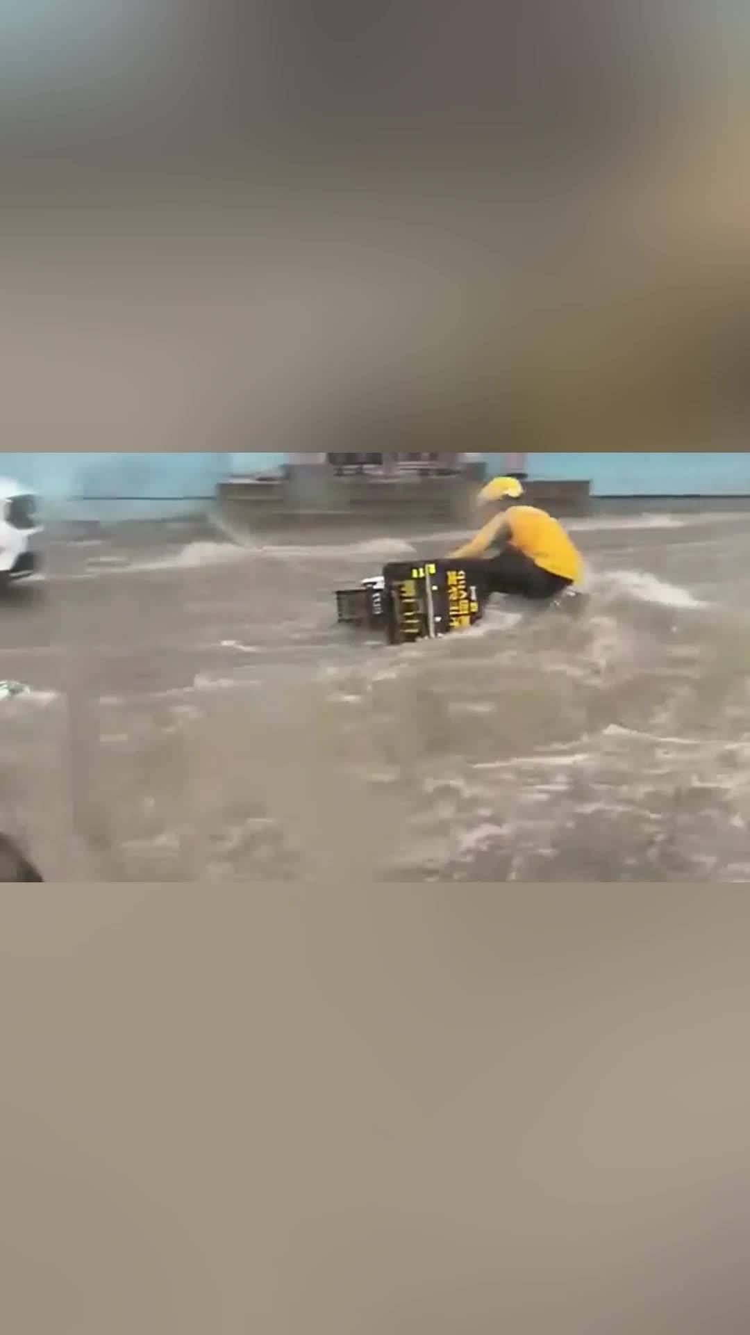 辽宁大连突降暴雨,部分路段积水成河