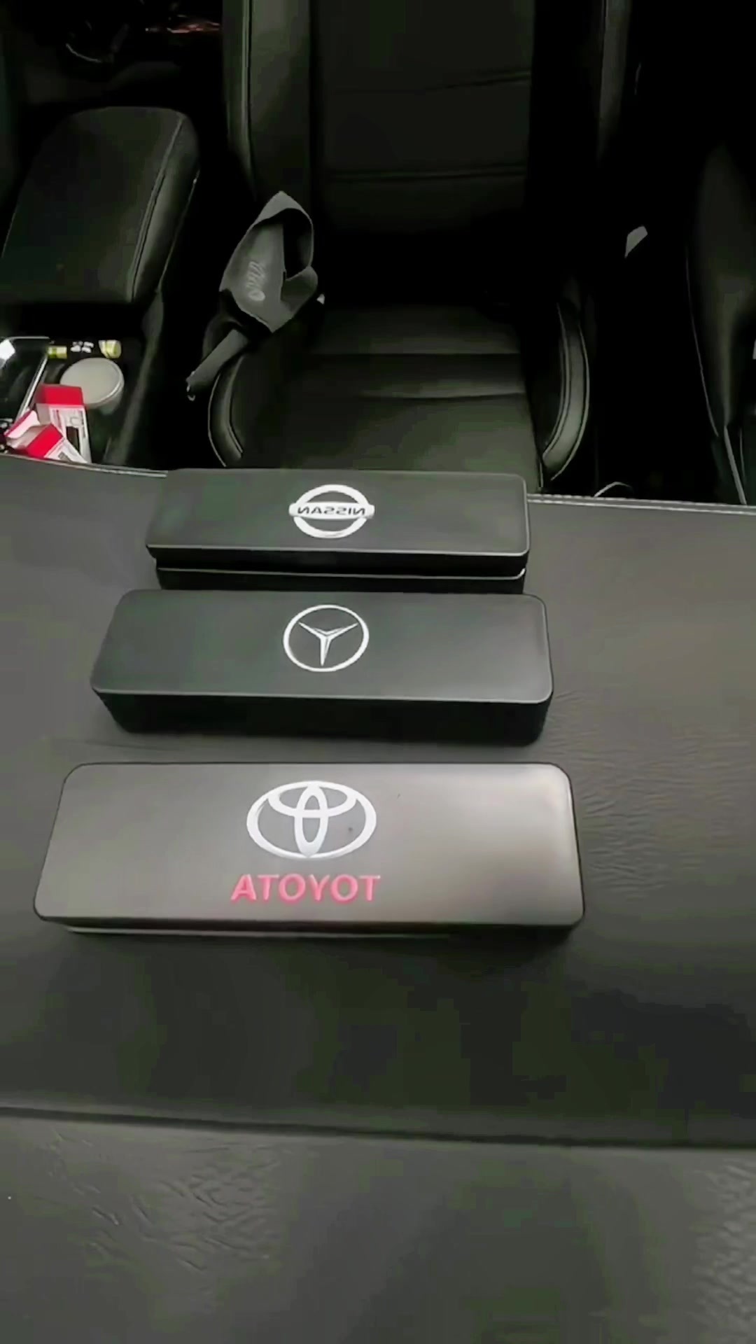 这个临时停车号码牌,可隐藏,不用时保护隐私,夜光字体,晚上也能看清楚.