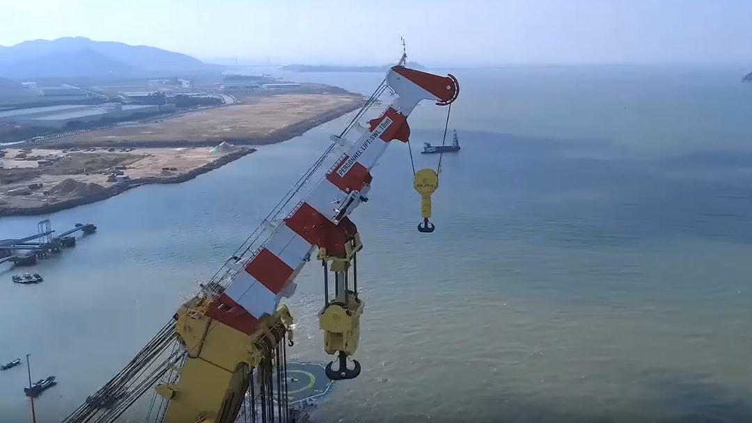 超大型海上巨无霸3000吨桅杆式起重机,在船上安装测试后投入使用