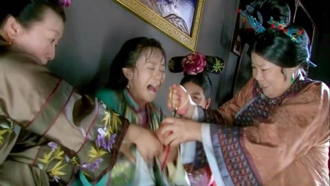 新还珠格格:紫薇死死护住玉佩,容嬷嬷拿起剪刀,扎在她的手上