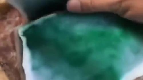 小哥上辈子拯救银河系的运气,才能切割出如此品质的翡翠,真是赚大了