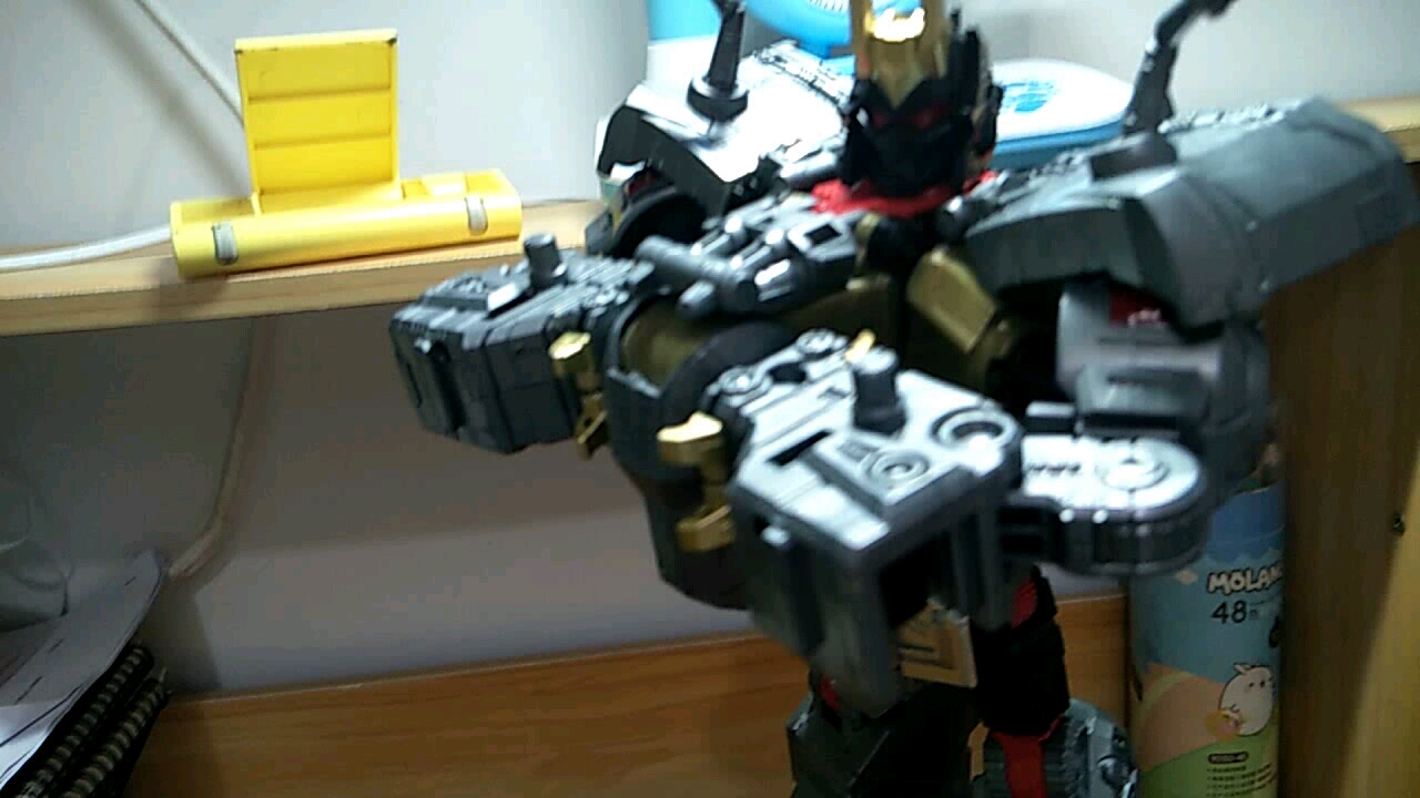 一个和变形金刚有关的定格动画。