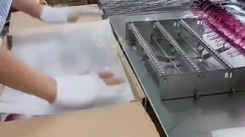 工人大姐做镜片排序,一把6个扔下去,自动就排列整齐了!