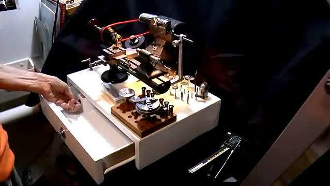 见识下非常迷你的钟表车床,看看如何使用