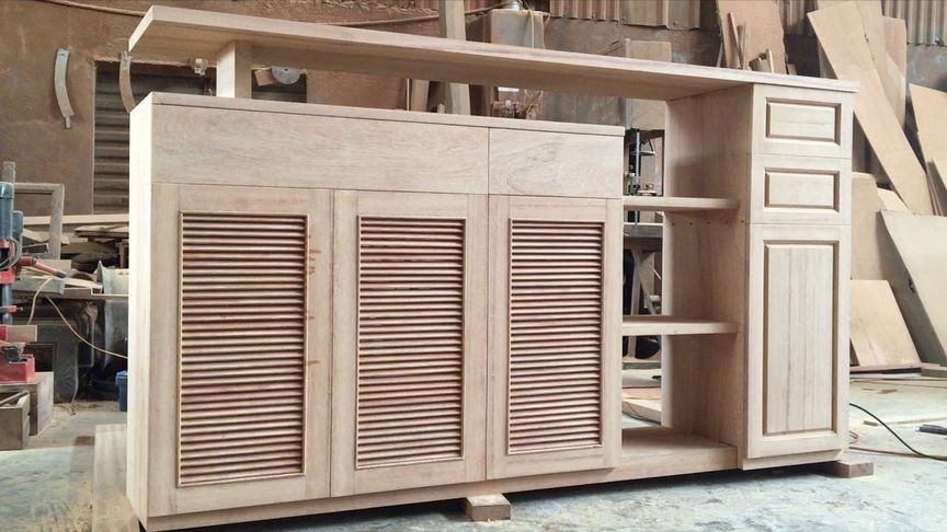 木工师傅制作实木鞋柜,估计这个柜子要卖几千块了