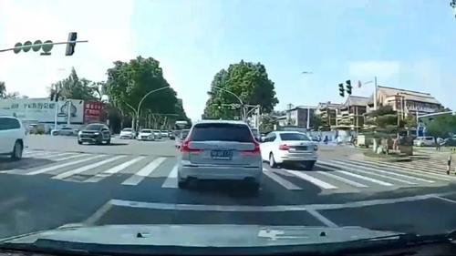行车记录仪:沃尔沃大姐的一顿招手,保住了帕萨特小伙钱包里的一张张...