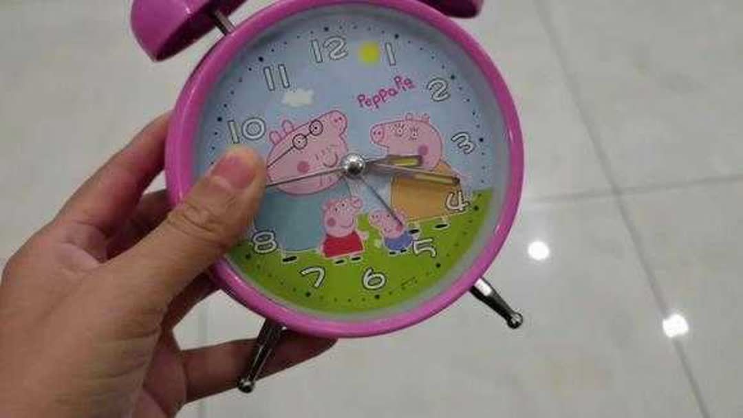 数学老师让一年级娃带钟表学具去,娃背了个大闹钟去,结果尴尬了