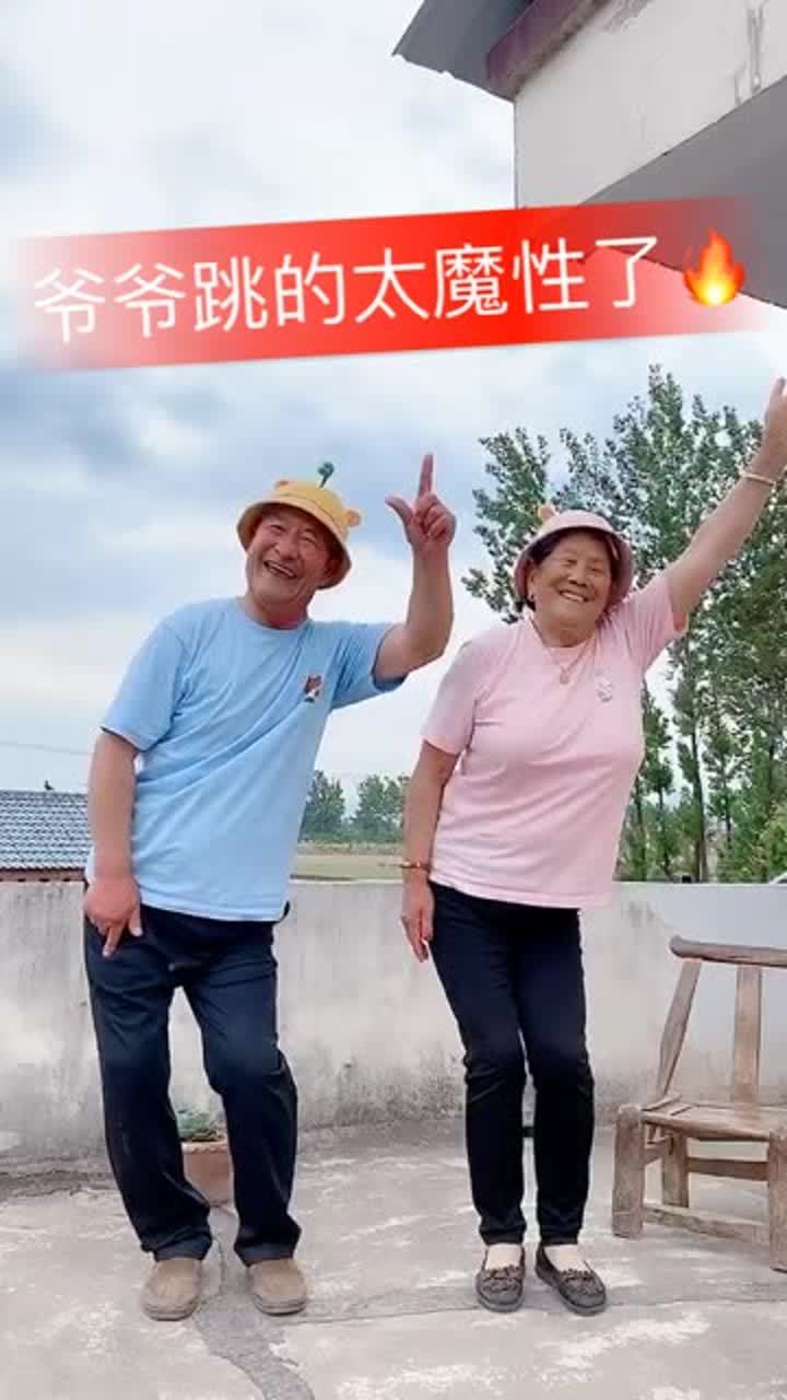 ...拍手势舞拍了很多很多遍还是记不住,唉那就给大家表演一个简单的...