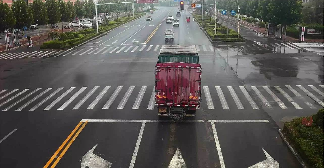 高速行车不要倒车行驶,要懂得安全很重要,珍爱生命!